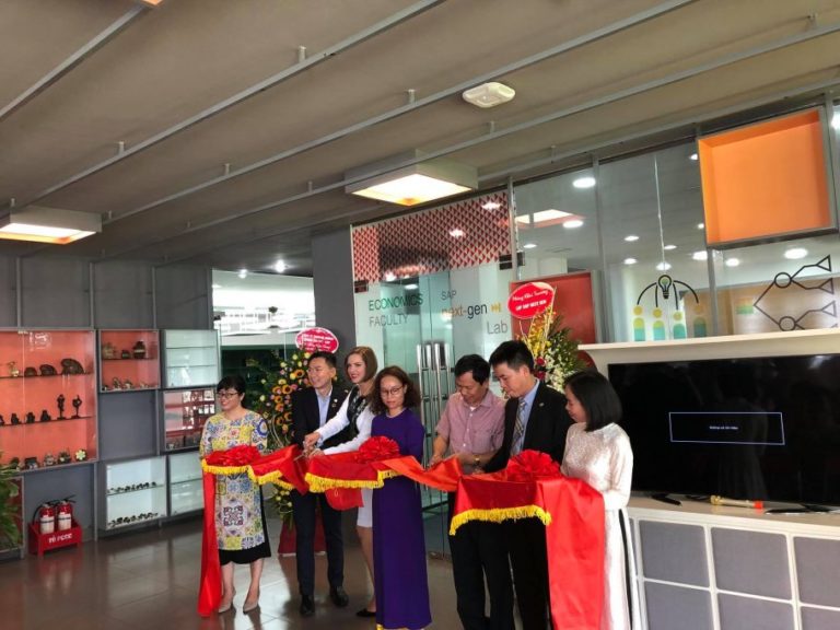 representatives of fpt university and sap cut the ribbon to