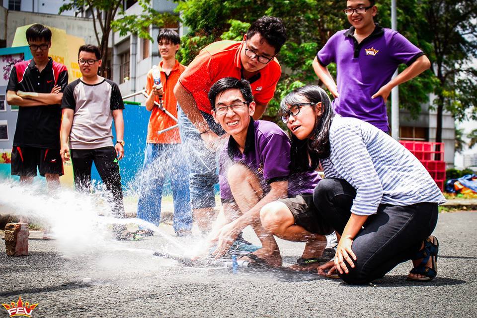 Sinh viên Đại học FPT hào hứng với tên lửa nước mùa 4 | Trường Đại học FPT