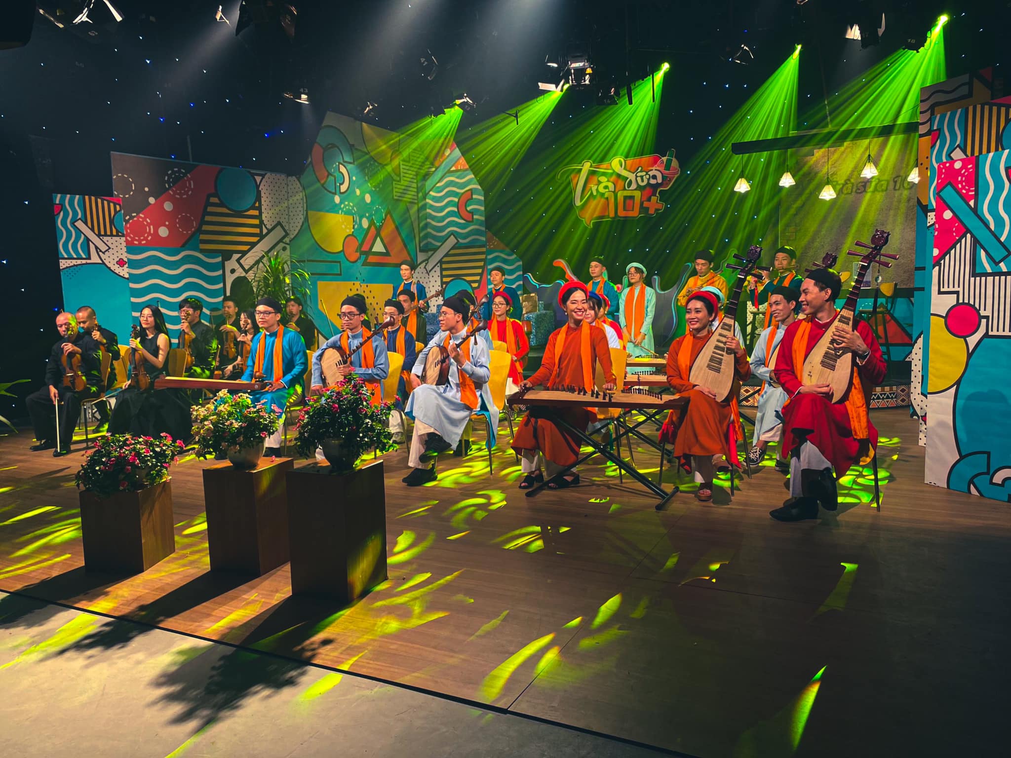 Sinh vien DhFPT bieu dien nhac cu dan toc HTV 3 - Trường Đại học FPT