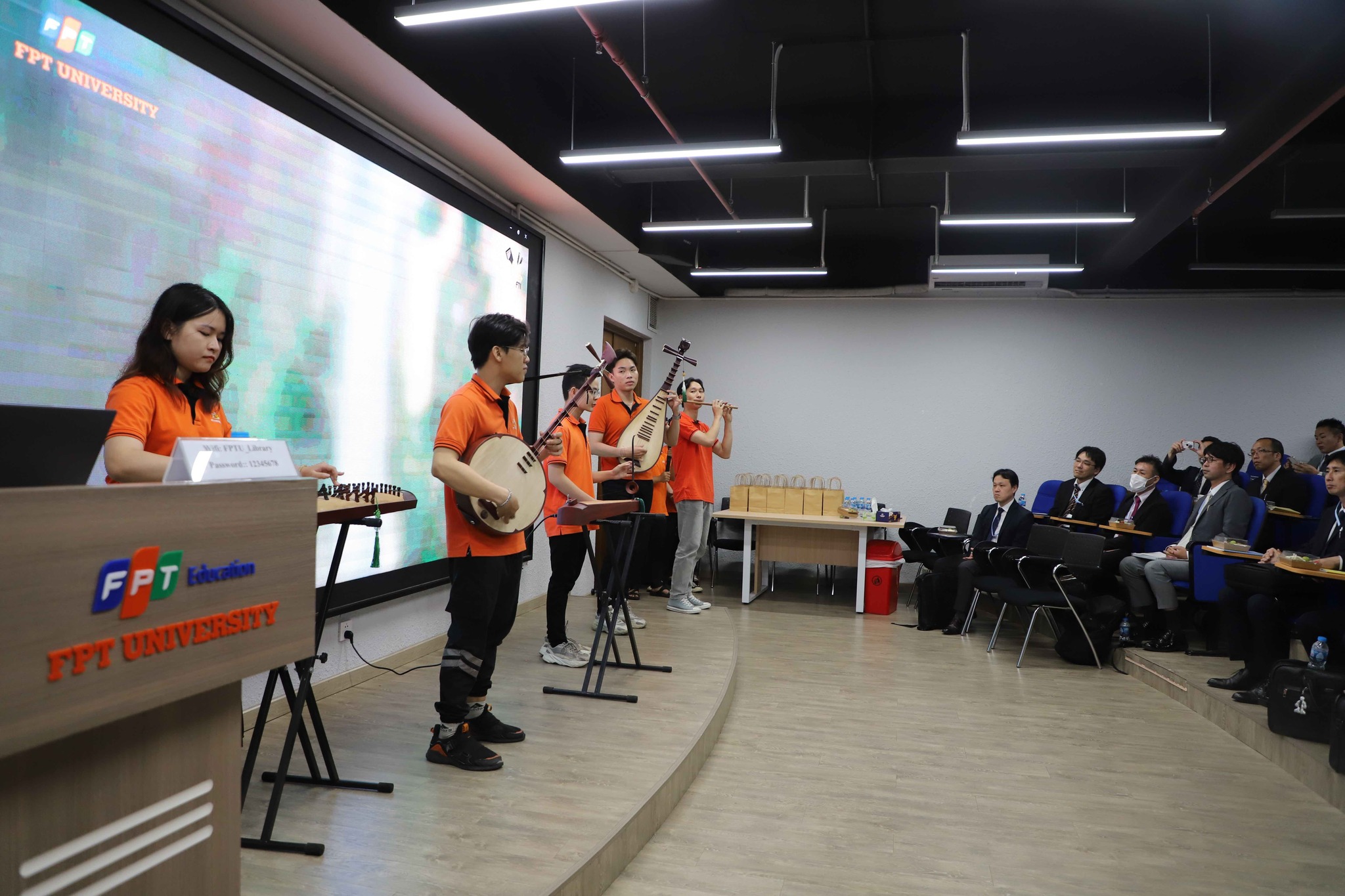 Đoàn Chubu Industrial Engineering Association (Nhật Bản) thăm Đại học ...