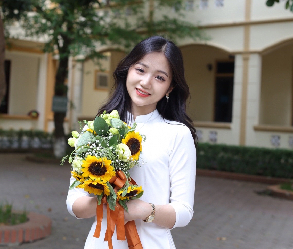 Truy lùng in4 nữ sinh tặng hoa cho Thủ tướng, bất ngờ vì vừa xinh vừa học giỏi, đạt học bổng 70% ...