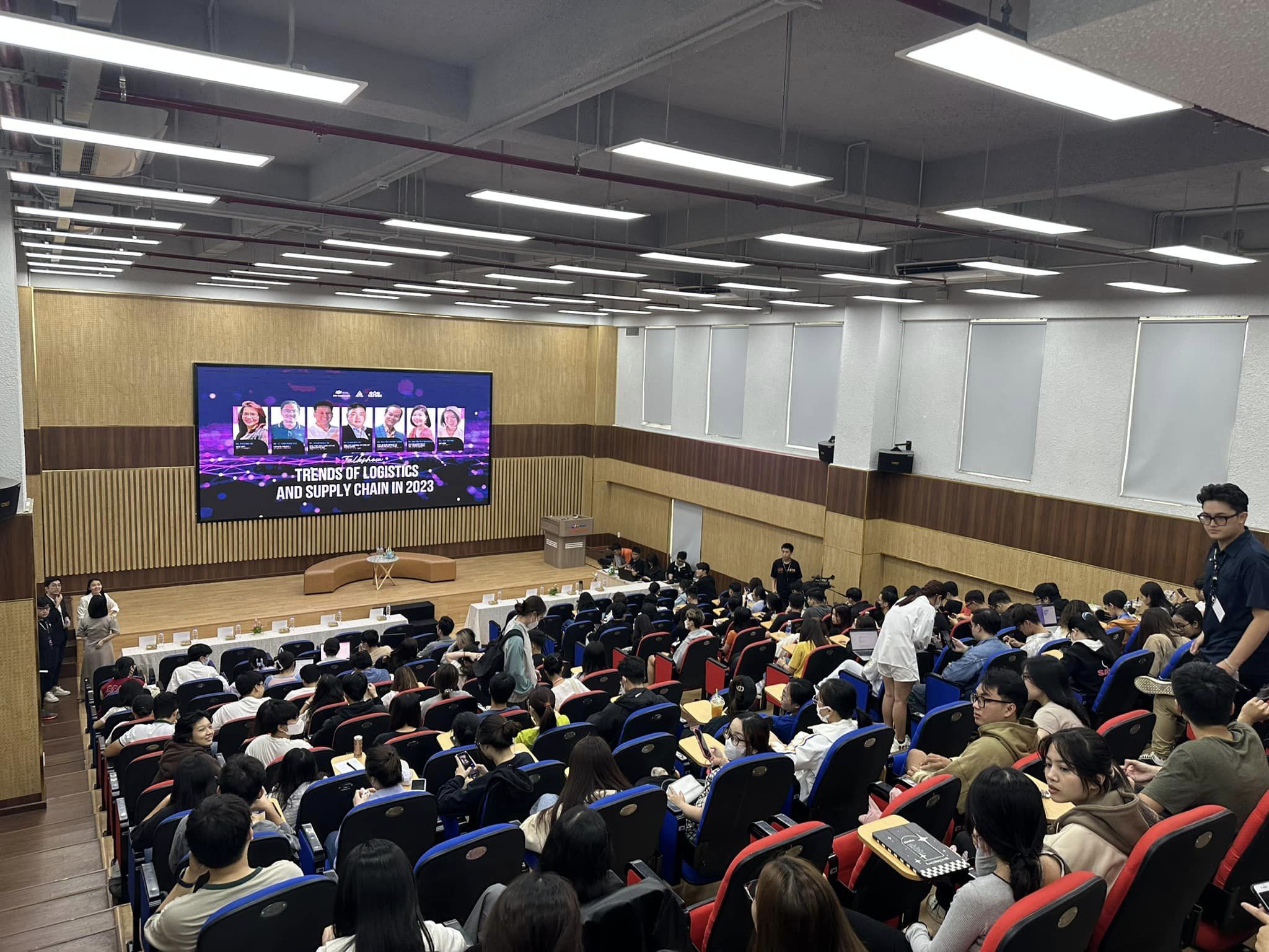 Sinh viên ĐH FPT tìm hiểu "Logistics and supply chain" cùng những ...