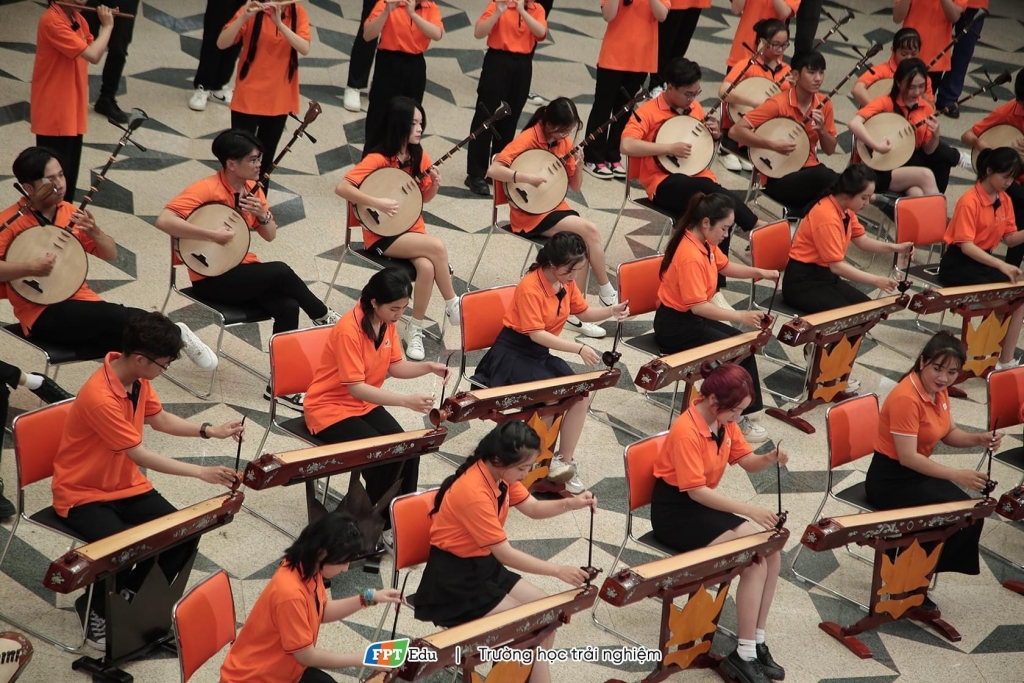 sinh vien bieu dien nhac cu dan toc 5 - Trường Đại học FPT