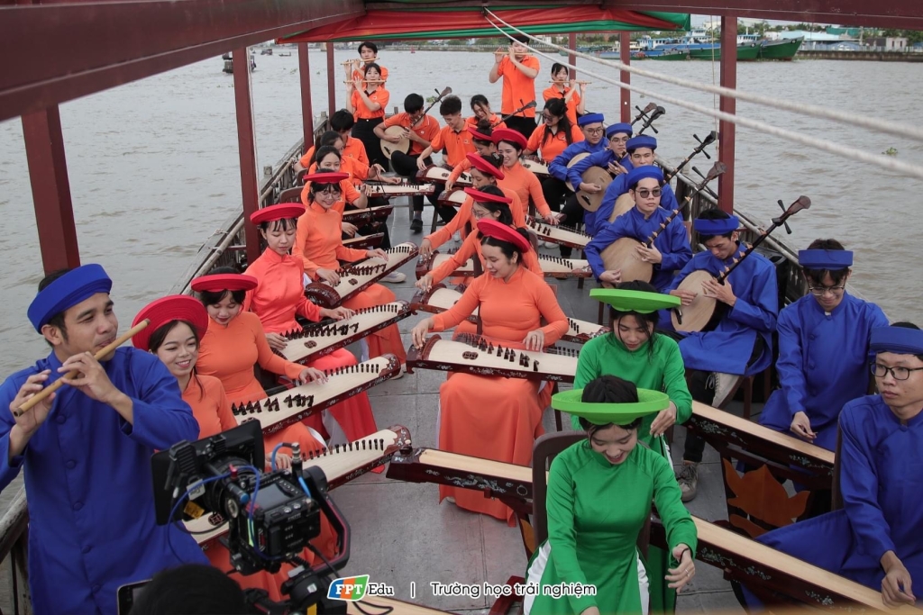 sinh vien bieu dien nhac cu dan toc 6 - Trường Đại học FPT